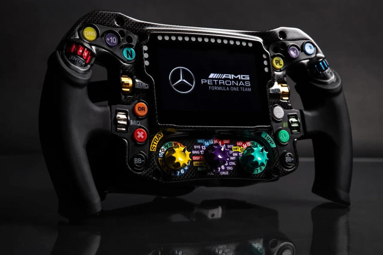 SimLab revela volante de F1 excepcional em parceria com a Mercedes-AMG ...